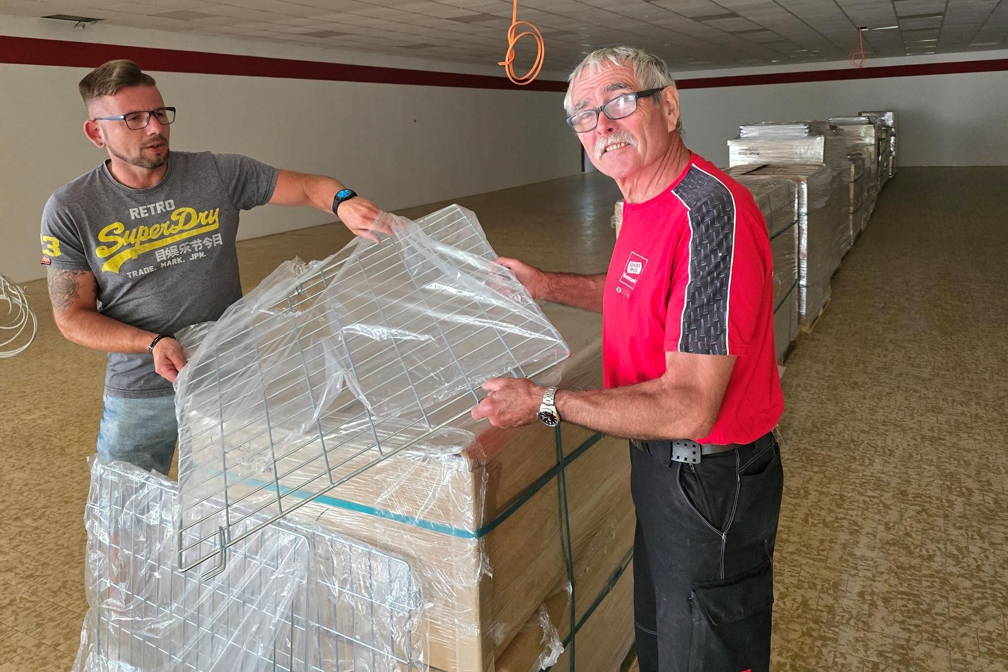 Im Crimmitschauer Baumarkt wird noch eingeräumt: Trotzdem suchen Kunden ...