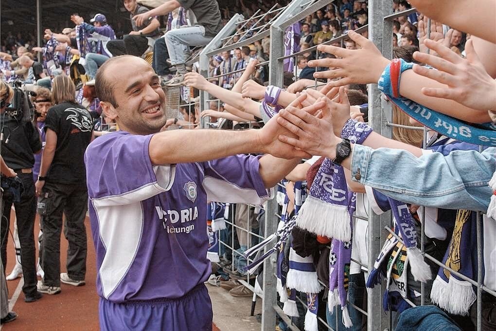 20 Jahre Auer Aufstiegswunder: "Shubi" nimmt Hamburger Geschenk dankend an