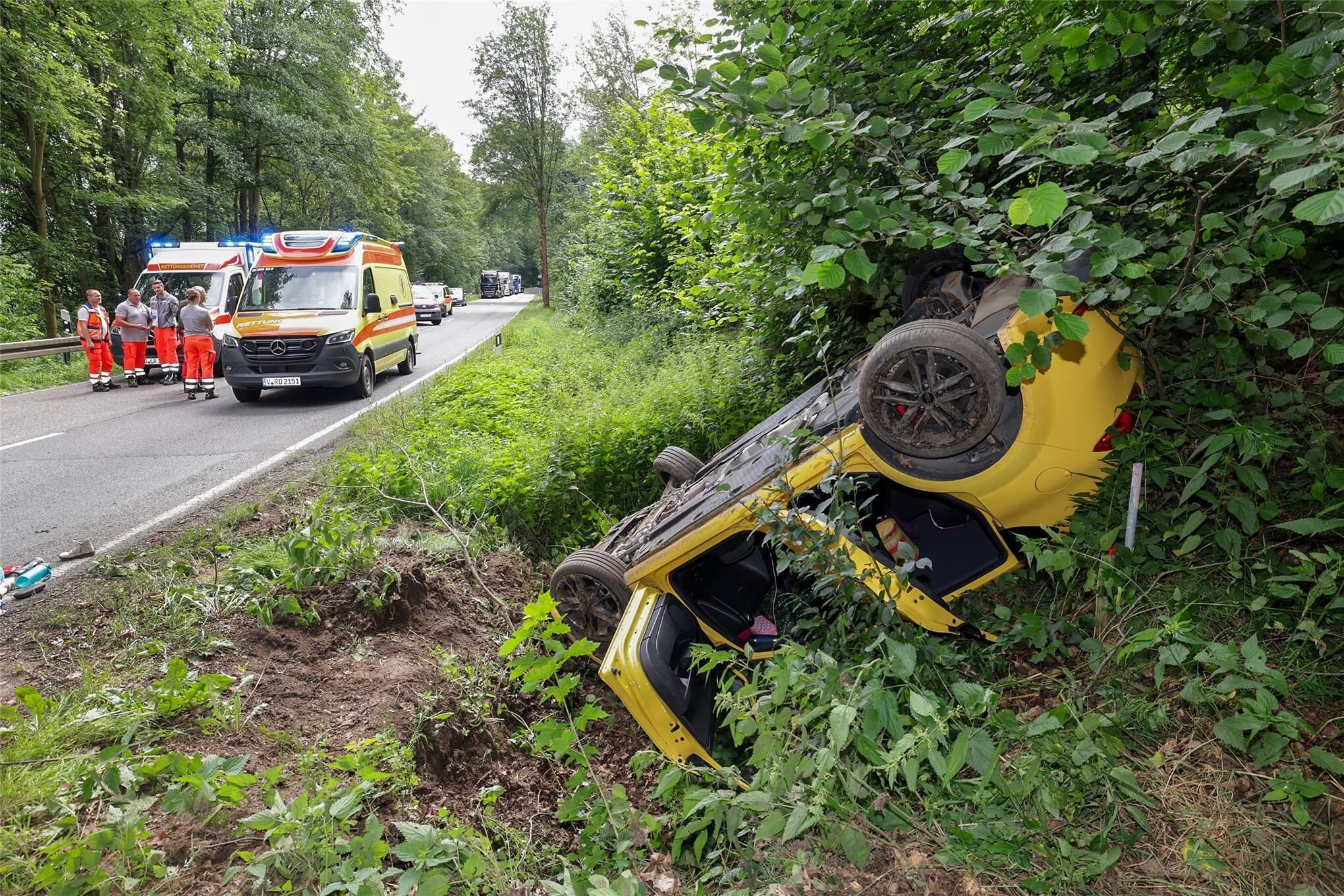 Auto überschlägt sich: Schutzengel bei schwerem Unfall auf B 175 bei Waldenburg