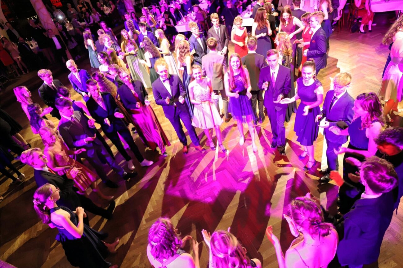 Abschluss der Tanzstunden: Walzer und Polonaise beim Ball im Tivoli ...