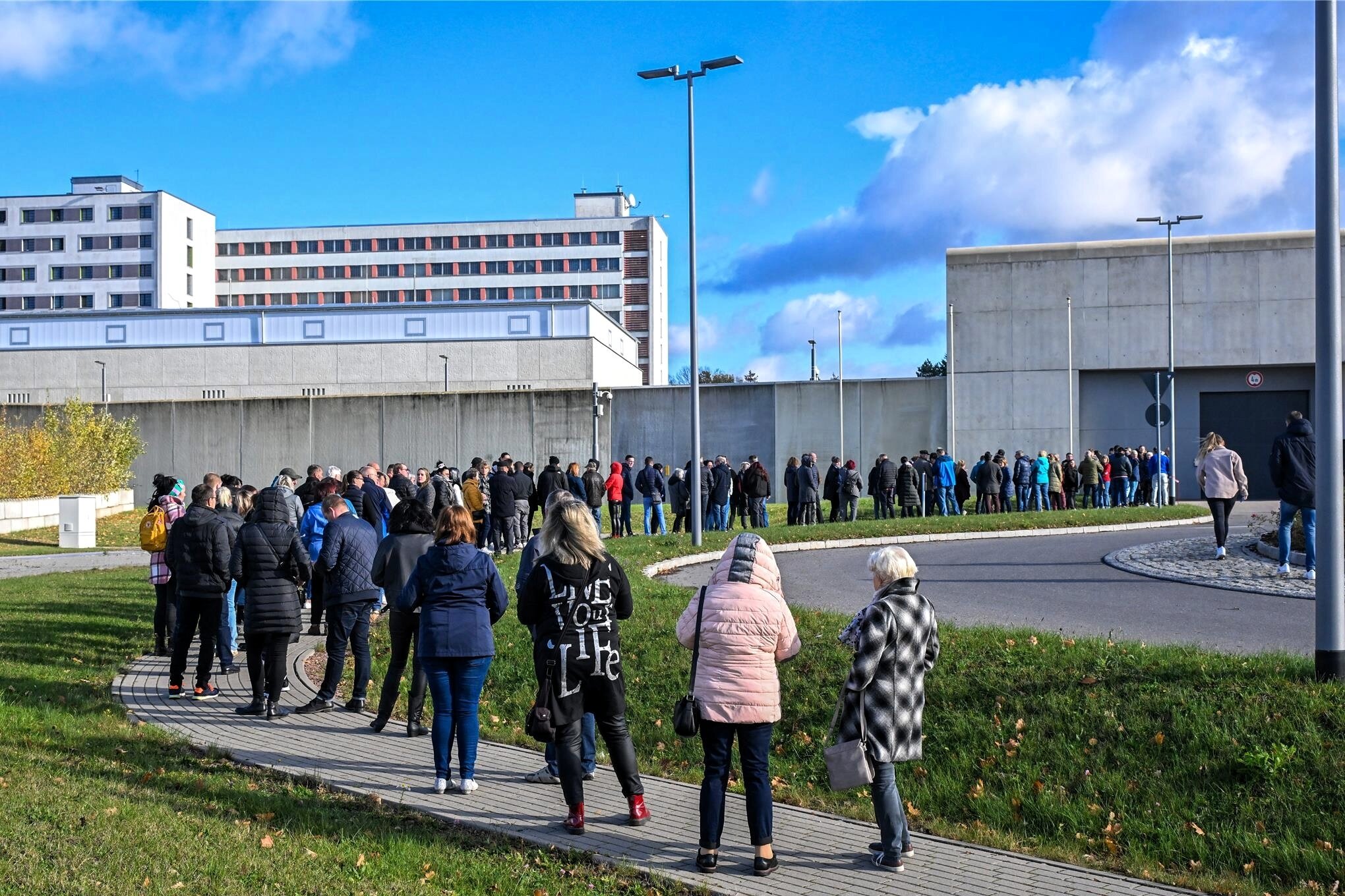 Anstehen für Einblicke hinter Gitter: Hunderte warten frierend vor ...