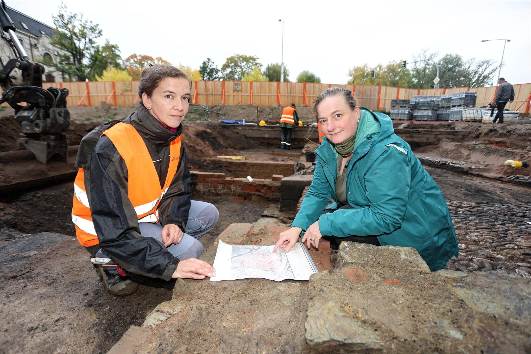 Archäologen finden knapp unter der Erdoberfläche Hinweise auf die ...