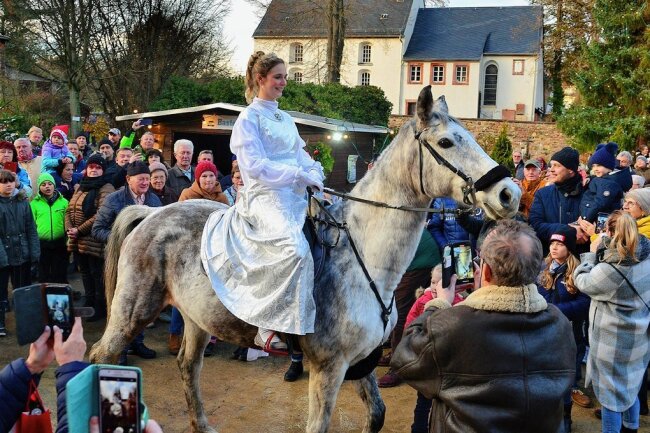Aschenbrödel reitet in den Advent und die Region Rochlitz feiert die Weihnachtszeit