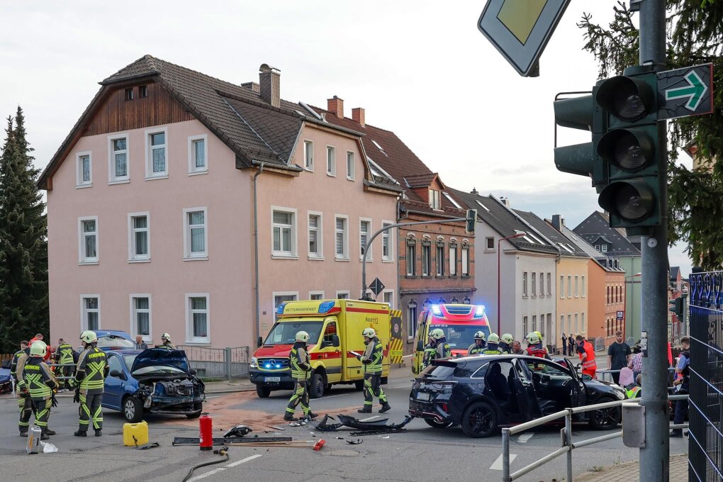Autos krachen zusammen: Vier Menschen bei Autounfall in Hohenstein-Ernstthal schwer verletzt