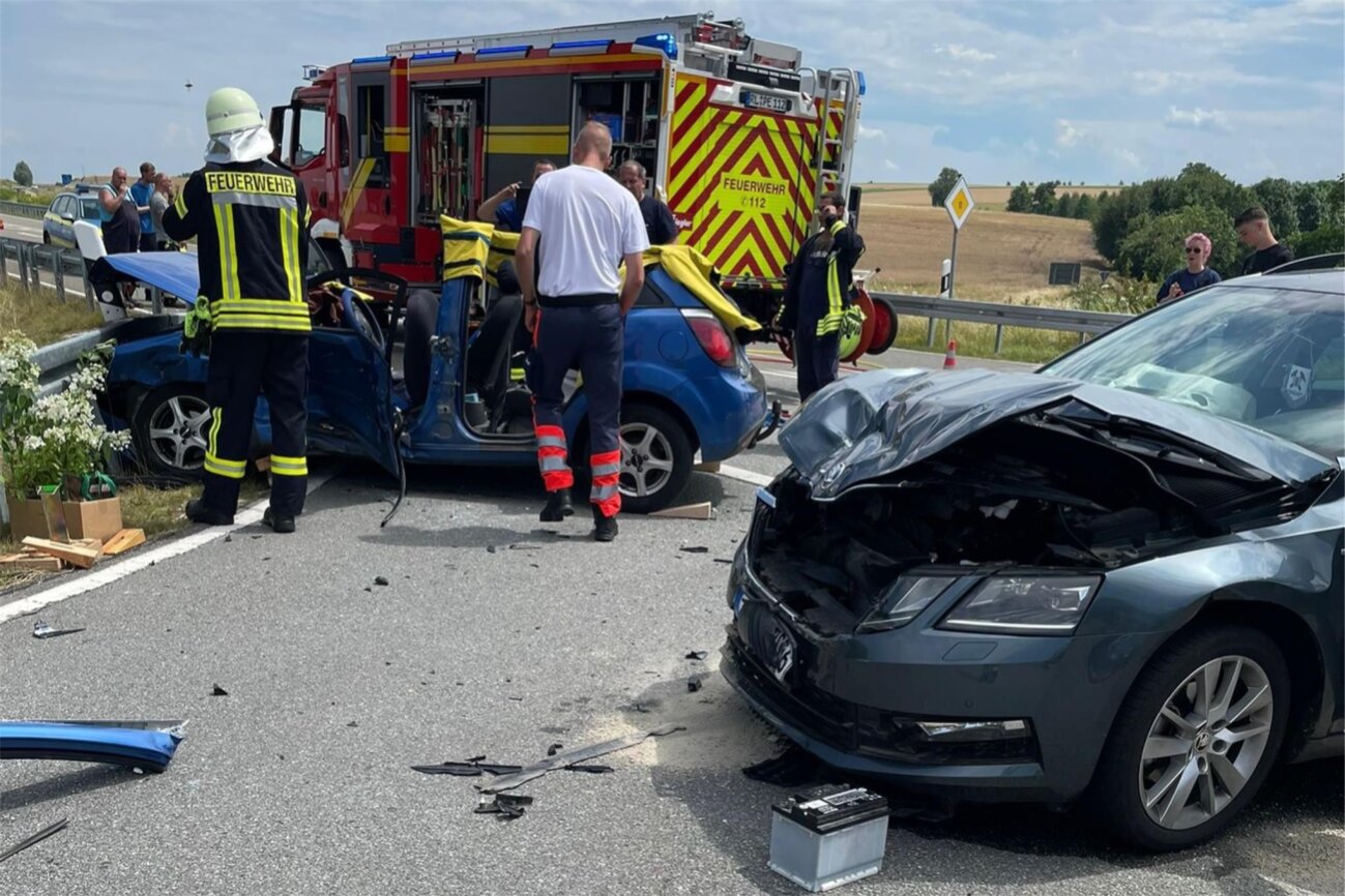 Autounfall an Kreuzung bei Penig: Zwei Frauen und ein Mann verletzt