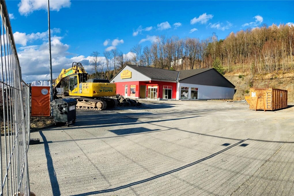 Bagger machen Einkaufsmarkt im Erzgebirge platt: Netto plant größeren ...