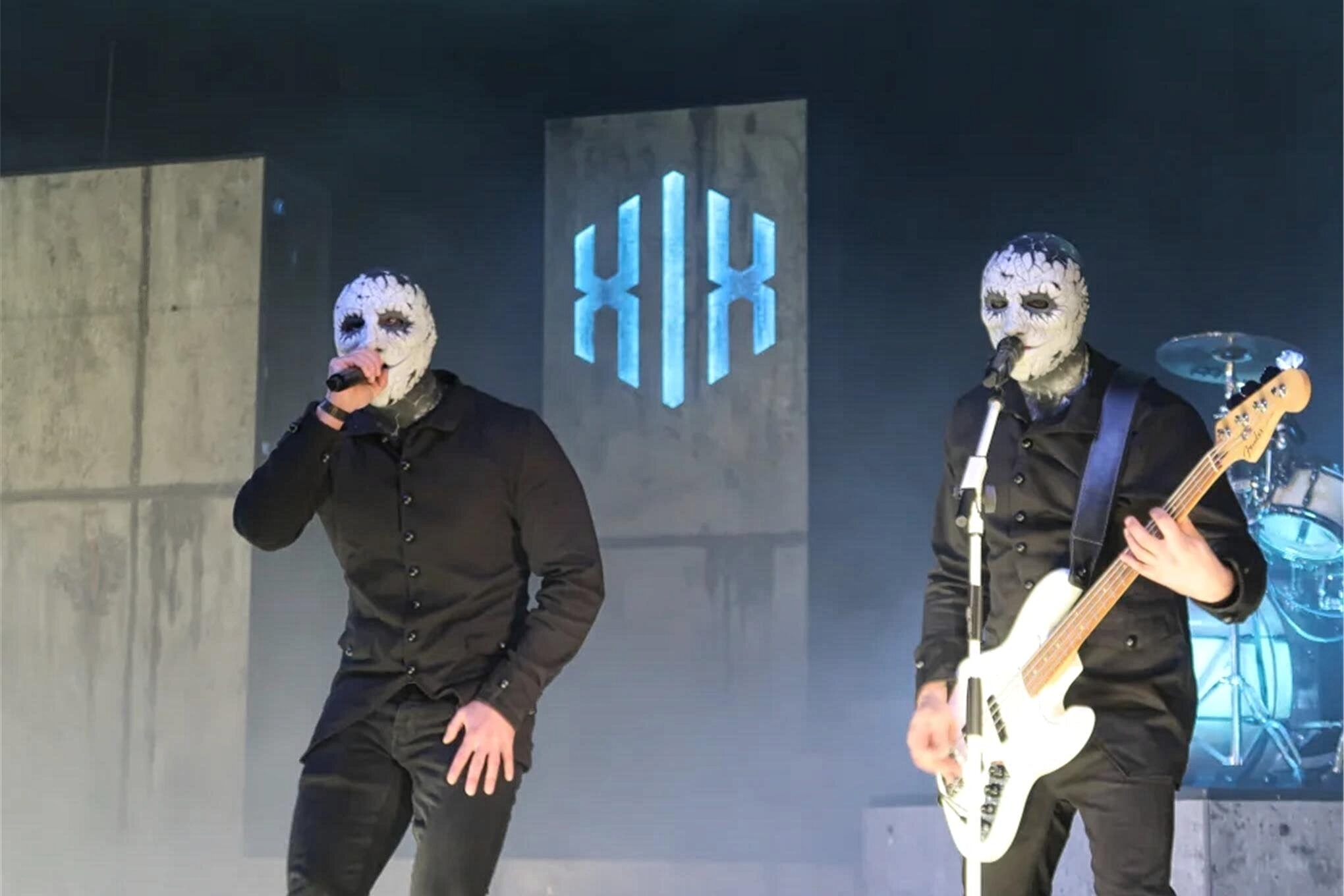 Band Weimar in Limbach-Oberfrohna: Protest vor der Stadthalle