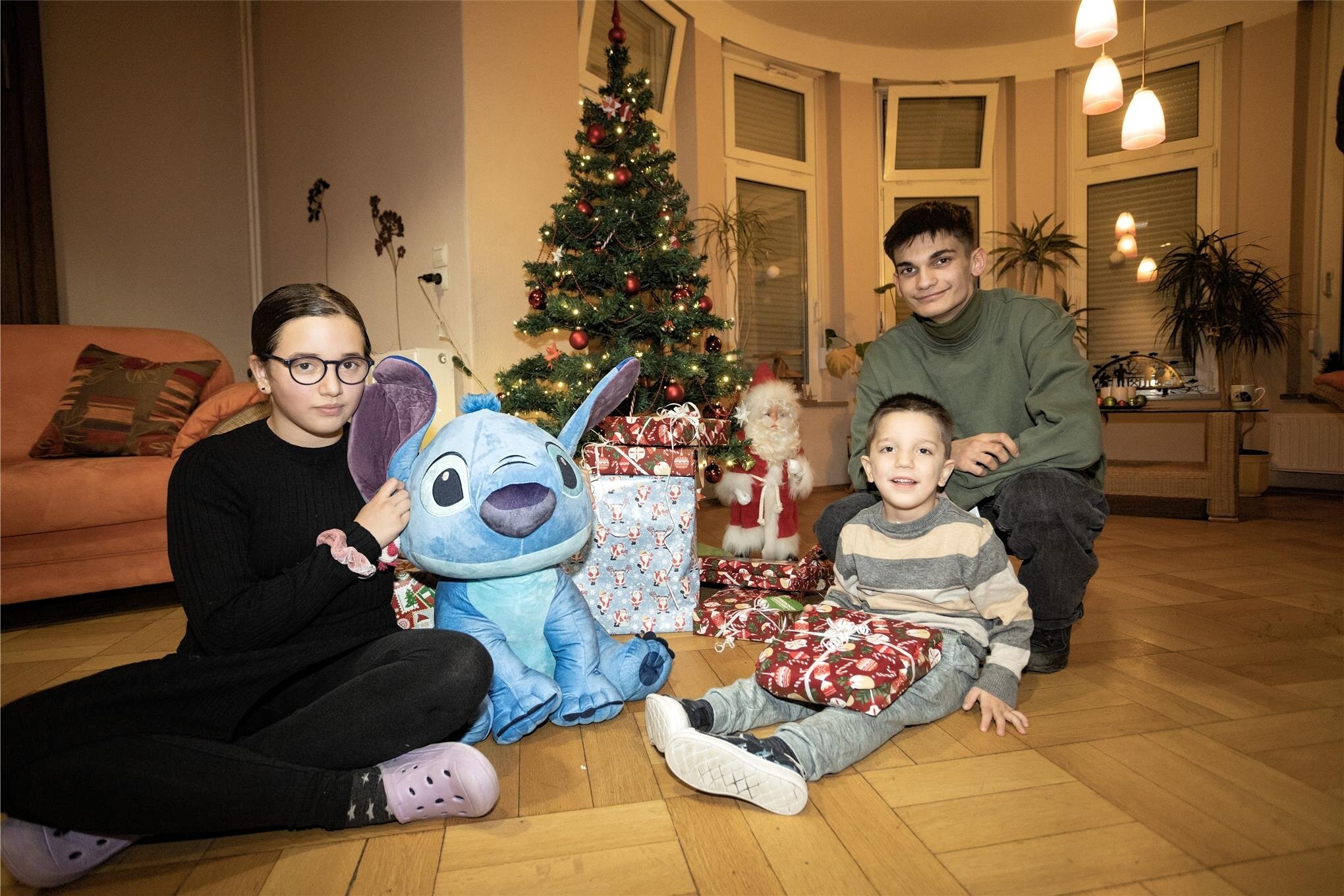 Bescherung im Zwickauer Kinderheim: Star-Tätowierer Randy Engelhardt ...