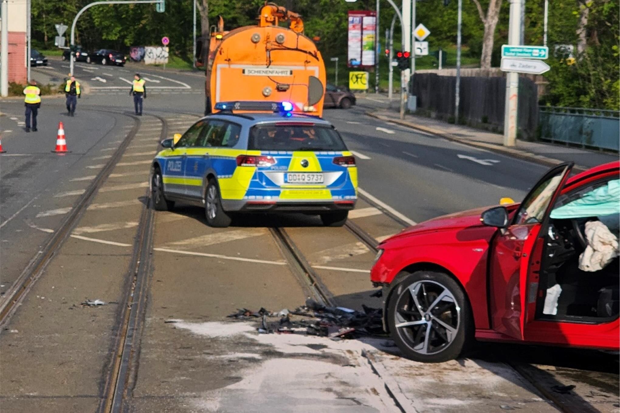 Crash mit drei Autos in Plauen: Straßenbahn nach Neundorf für drei Stunden lahm gelegt