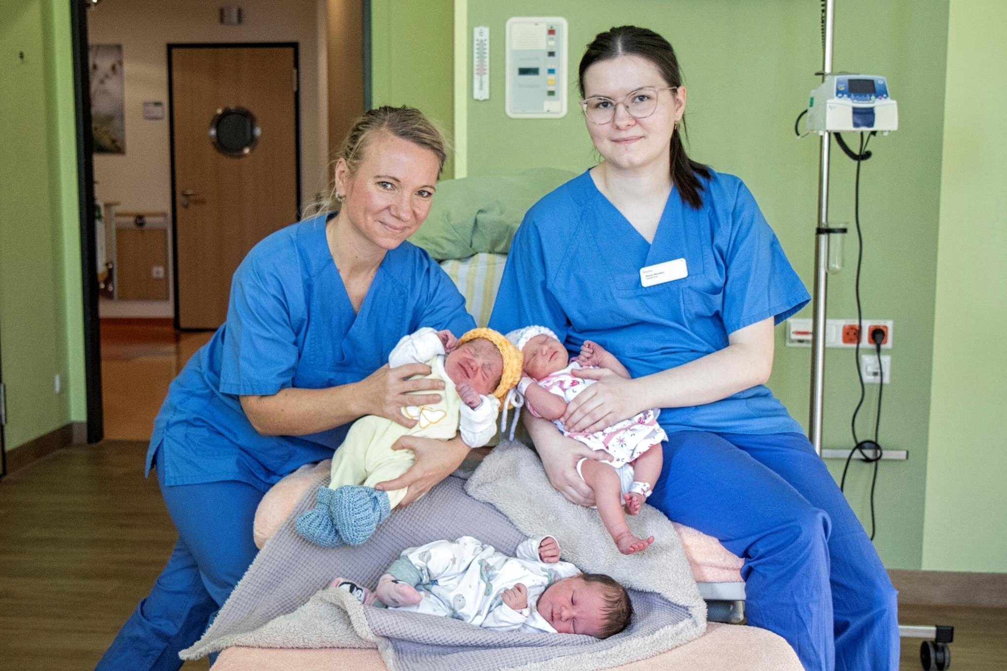 Drei auf einen Streich im Helios-Klinikum: Mädchentrio hält Hebammen in ...
