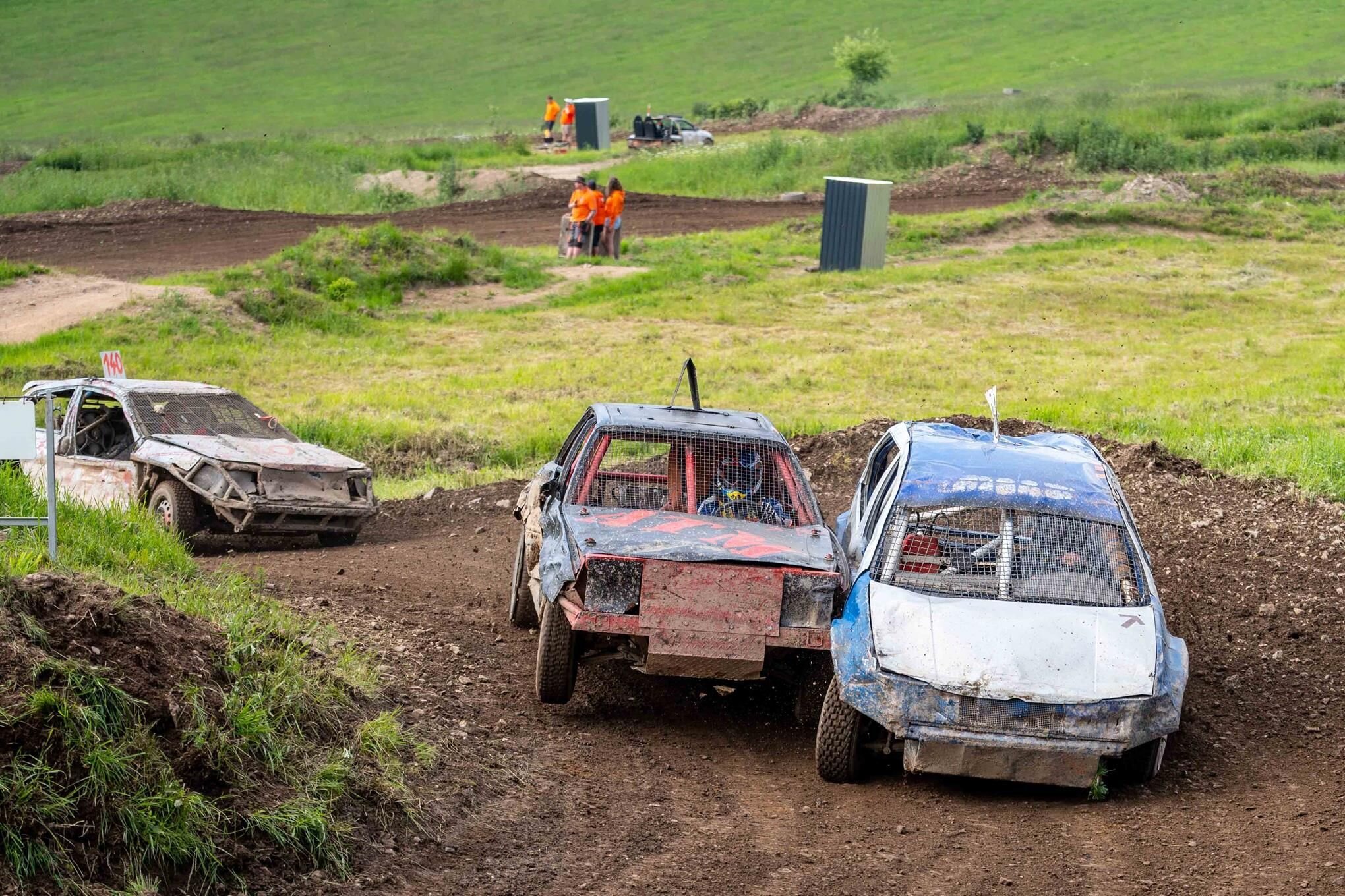 Drei Lokalmatadoren jubeln beim 17. Seiffener Crash-Car-Rennen