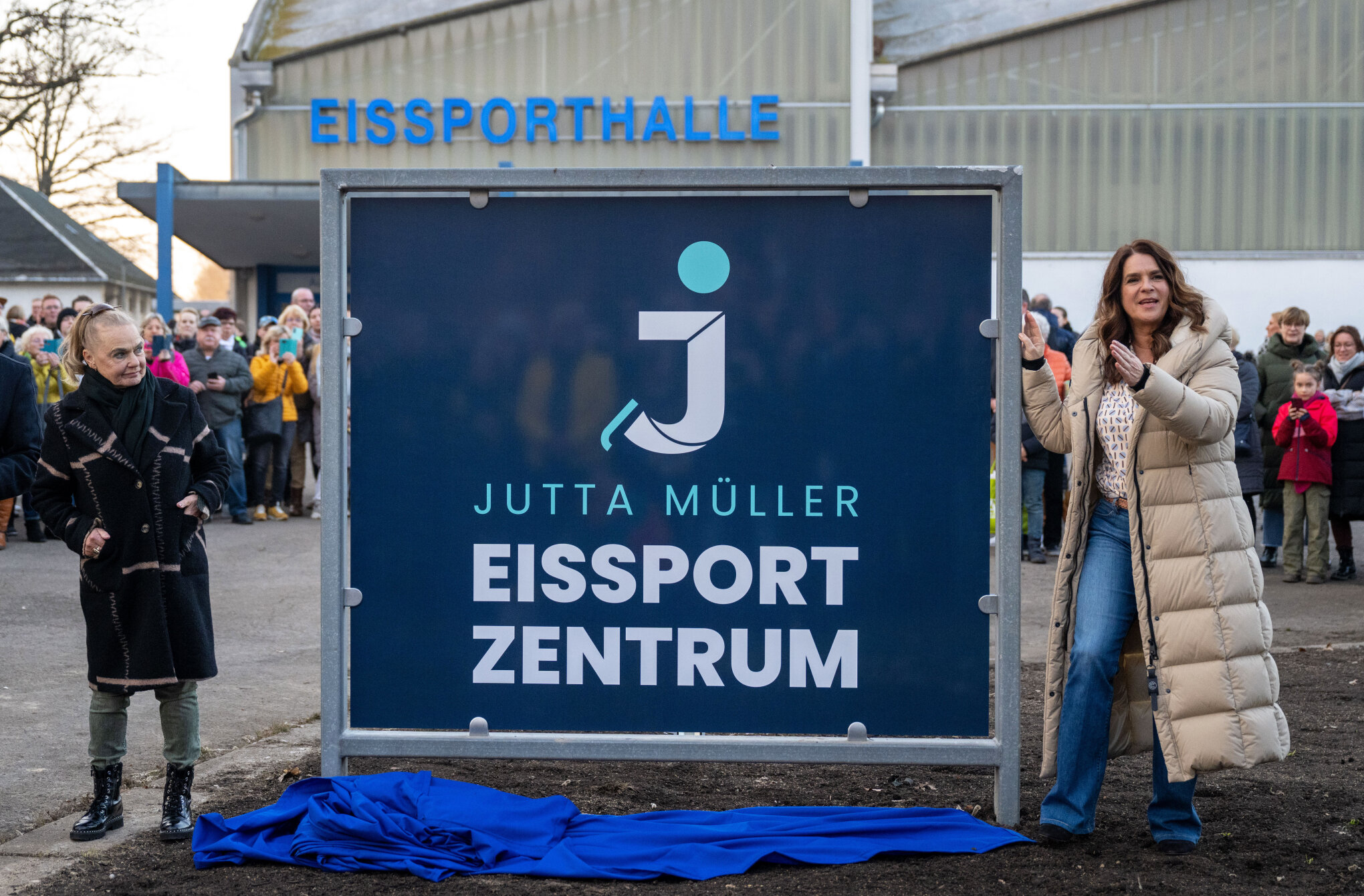 Ehrung einer Trainer-Legende: Chemnitzer Eissportzentrum nach Jutta ...