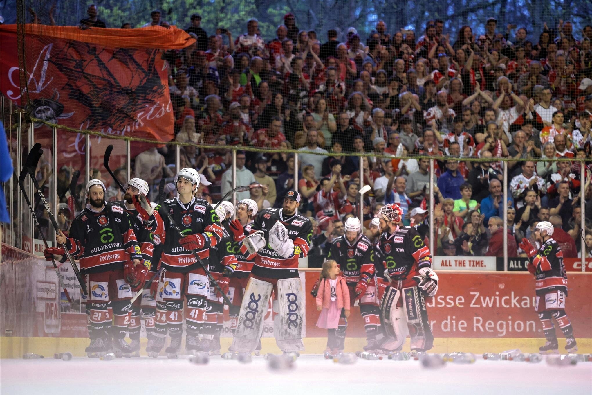 Eispiraten Crimmitschau ins Rathaus eingeladen: Wie OB André Raphael die Leistung der Puckjäger ...