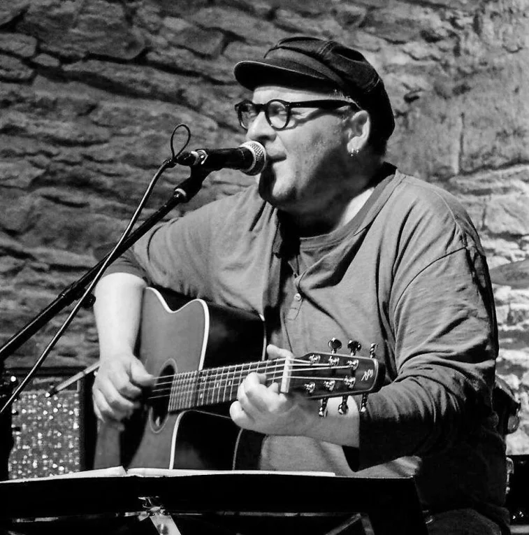 Er wurde nur 57 Jahre alt: Musiker und Gitarrenlehrer Tobias Schöne aus ...