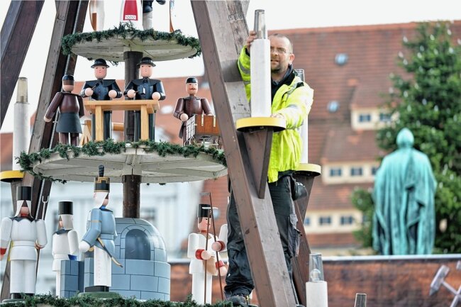 Freiberger Christmarkt: Pyramide ist bald startbereit