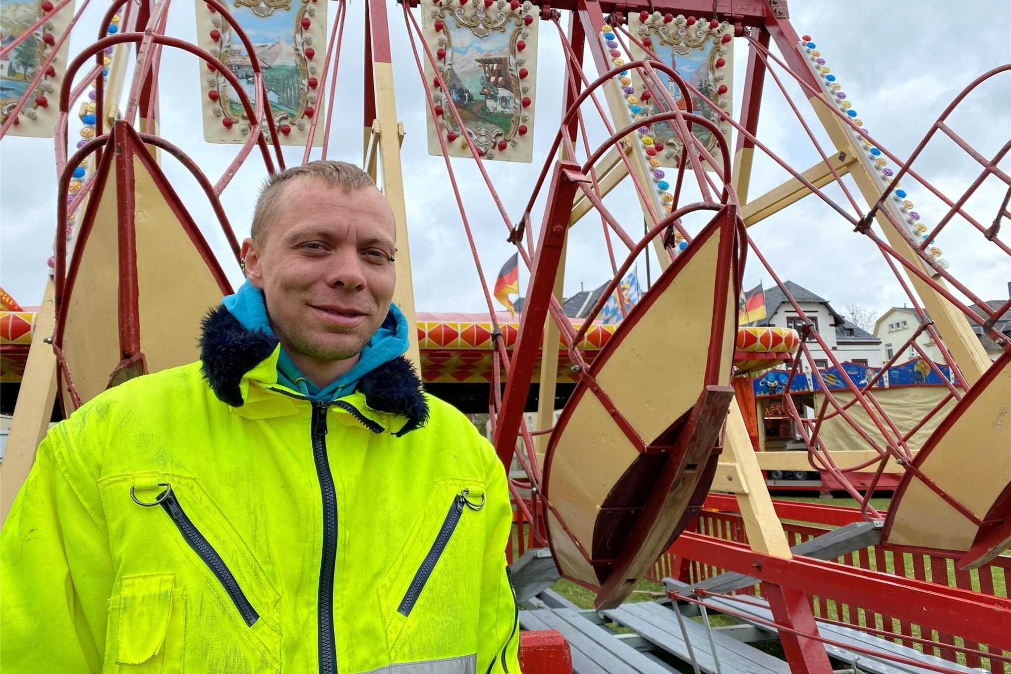 Frühlingsfest in Treuen: Die Schramms machen das Karussell startklar