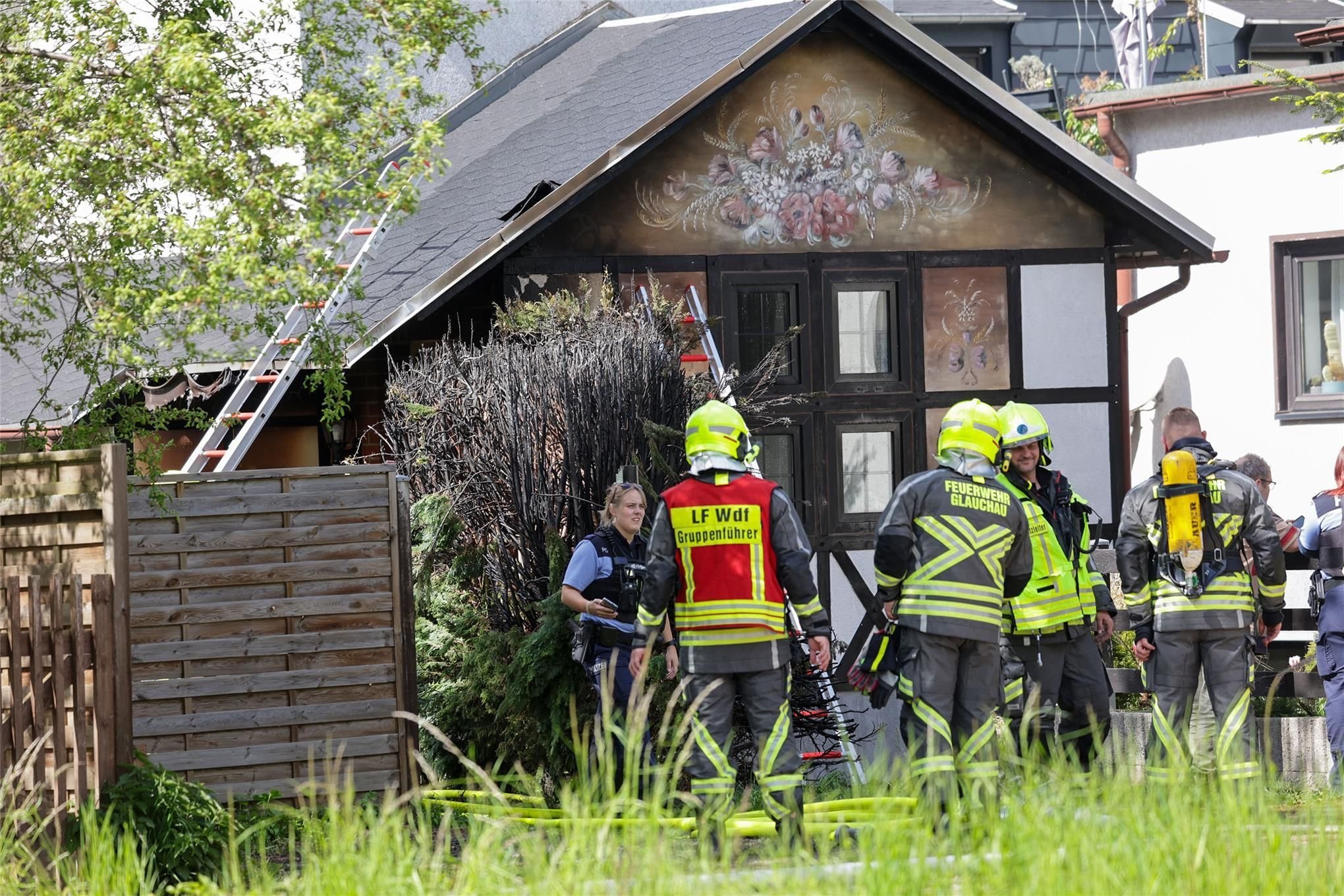 Funkenflug beim Schweißen sorgt in Glauchau für Heckenbrand