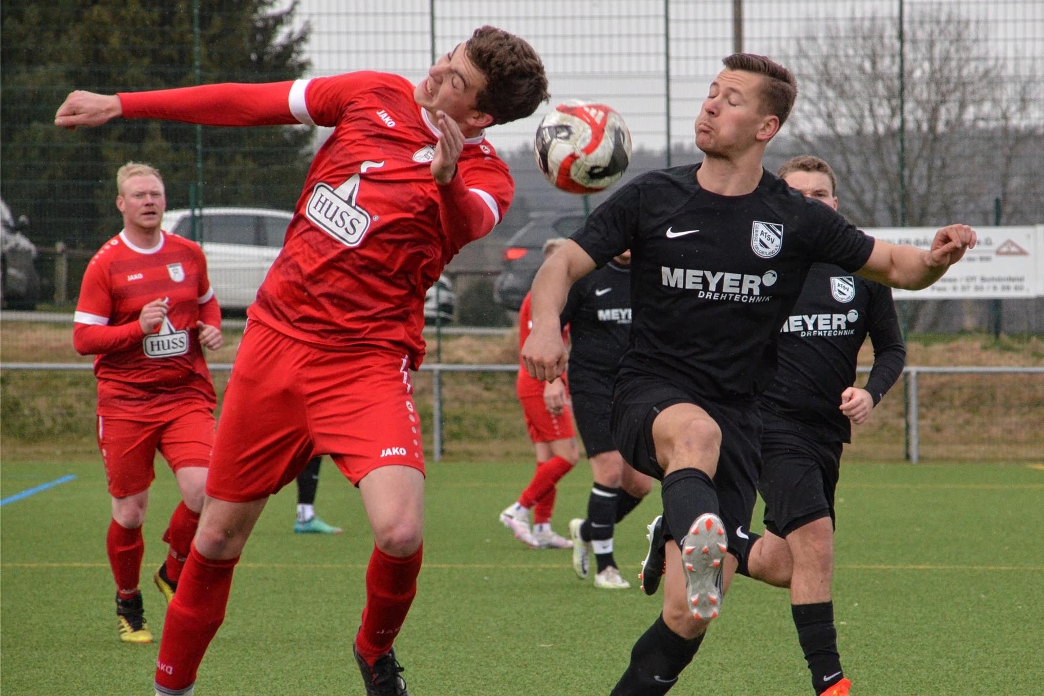 Fußball: Gebirge-Gelobtland entführt im Spitzenspiel drei Punkte aus ...