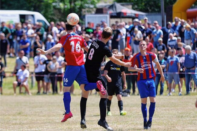 Fußballfest in Meerane: Roter Hügel lockt rund 1000 Zuschauer zu ...