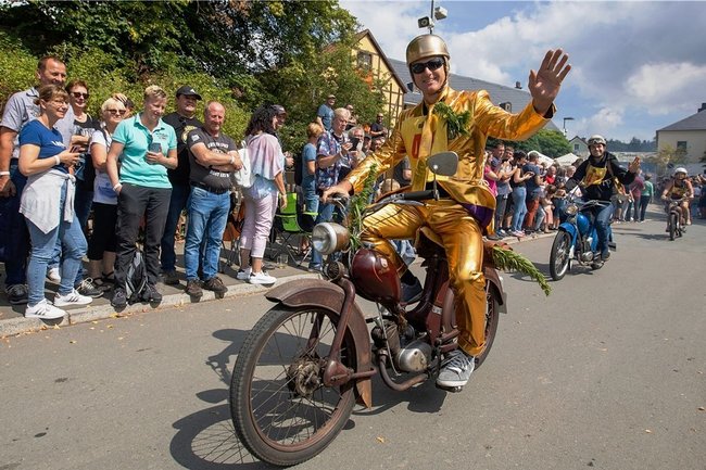 Ganz Kürbitz feiert knatterndes Kult-Moped auf dem SR2-Treffen