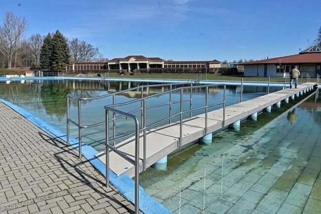 Geldsegen für Freibad Crossen - Zwickauer Stadtrat verdoppelt den ...