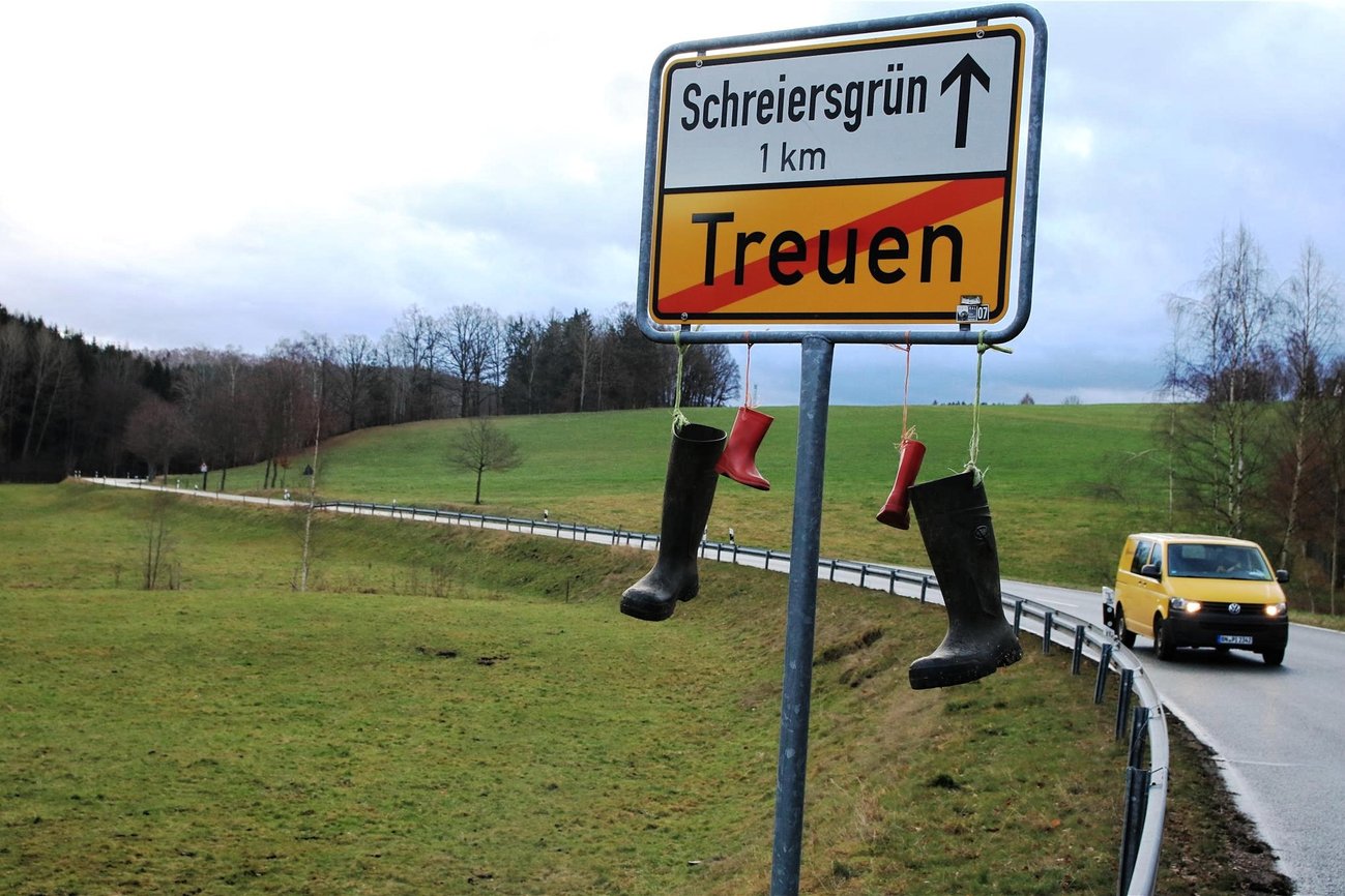 Warum Hangen Gummistiefel An Ortsschildern