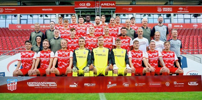 Gut gelaunte Kicker auf dem Mannschaftsfoto des FSV Zwickau