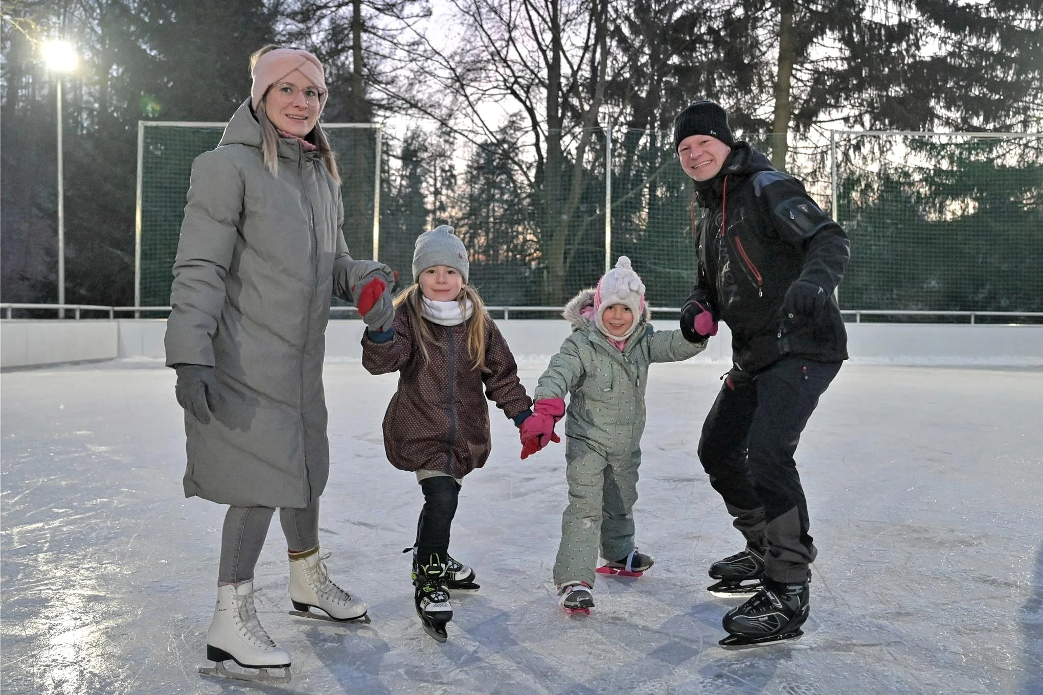 Härtetest in Hartenstein: Wie das neue Freizeitgelände als Eisstadion ...