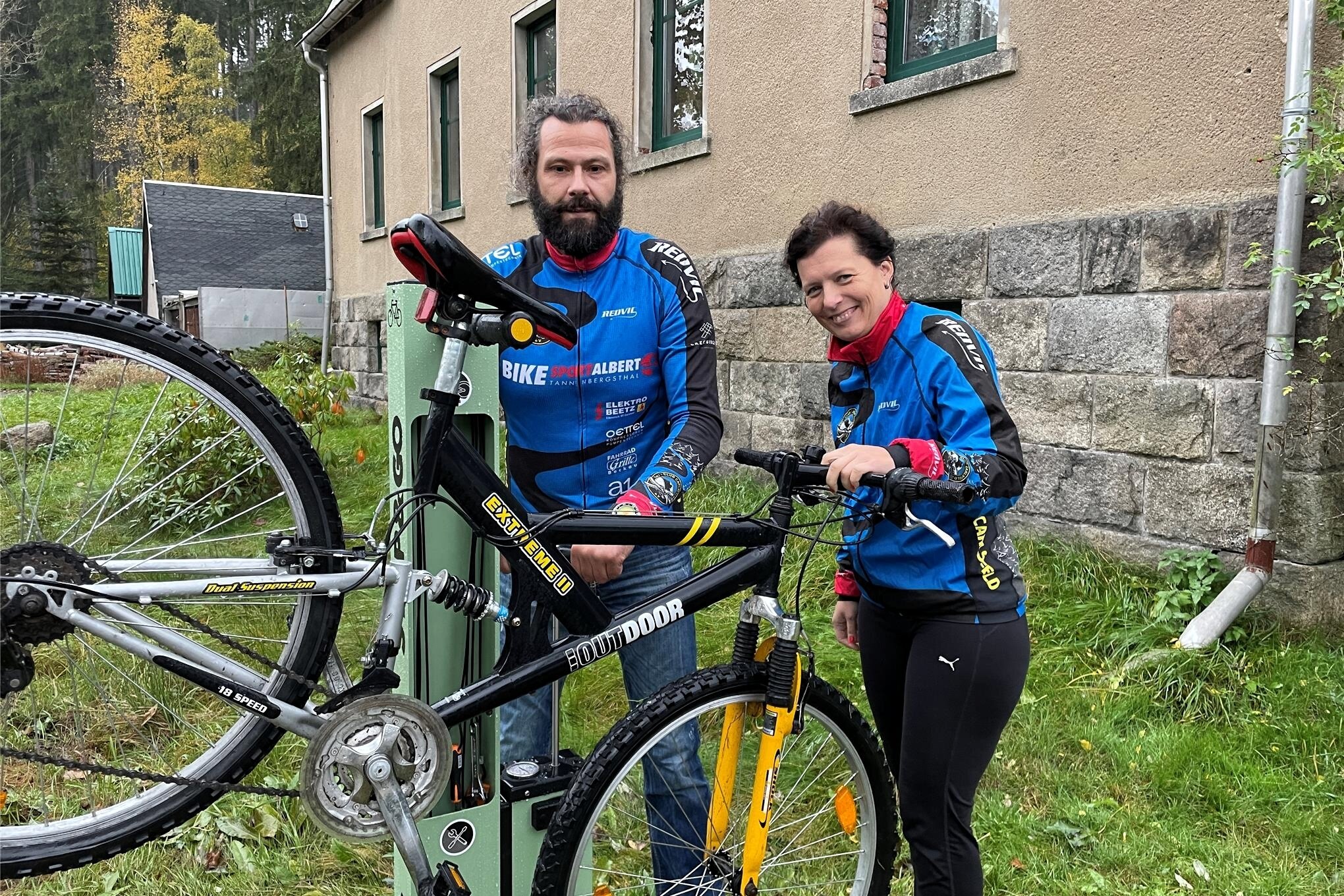Hilfe bei Radpanne: Eibenstocker Familie richtet Reparaturstützpunkt am ...