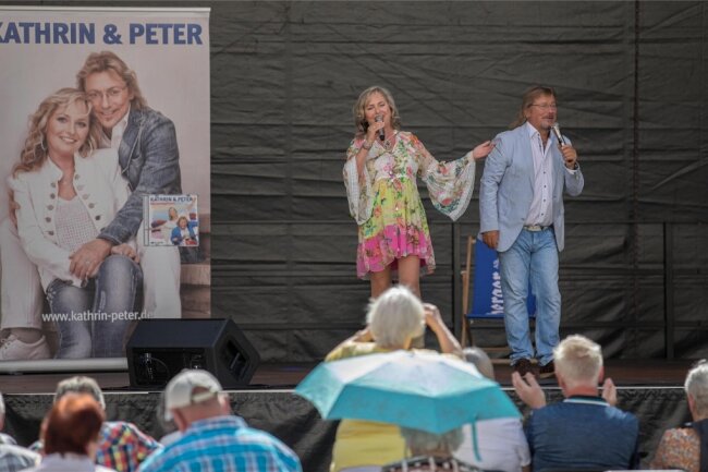 Hitze-Sommernächte unterm Sonnenschirm: Schlagernachmittag mit Kathrin ...