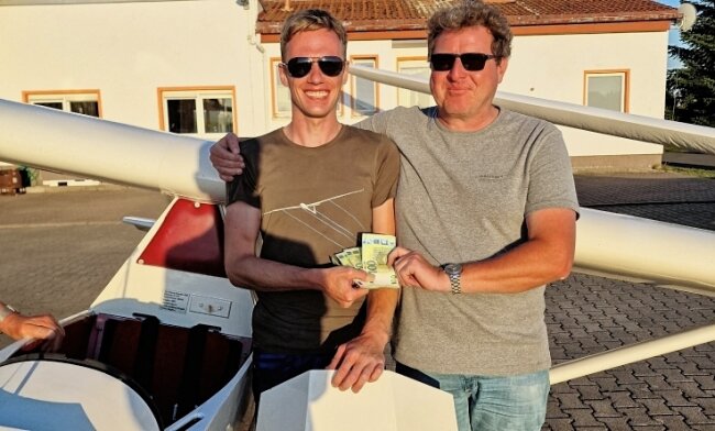 Hobby-Flieger gewinnt Wette mit historischem Segelflugzeug