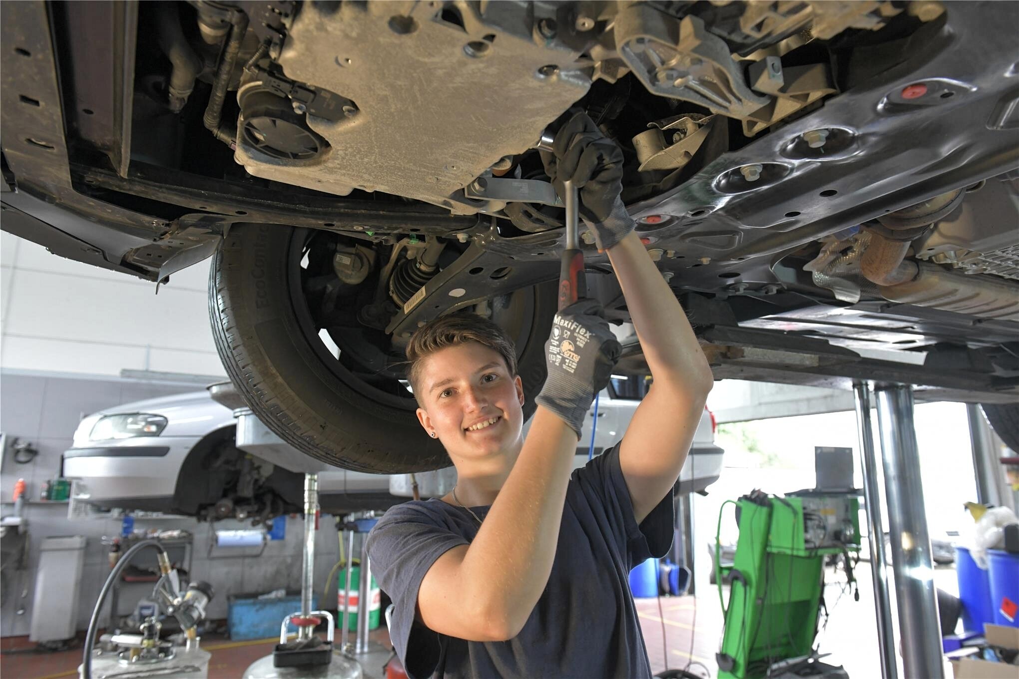 Immer mehr Frauen interessieren sich für eine Ausbildung zur Kfz-Mechatronikerin