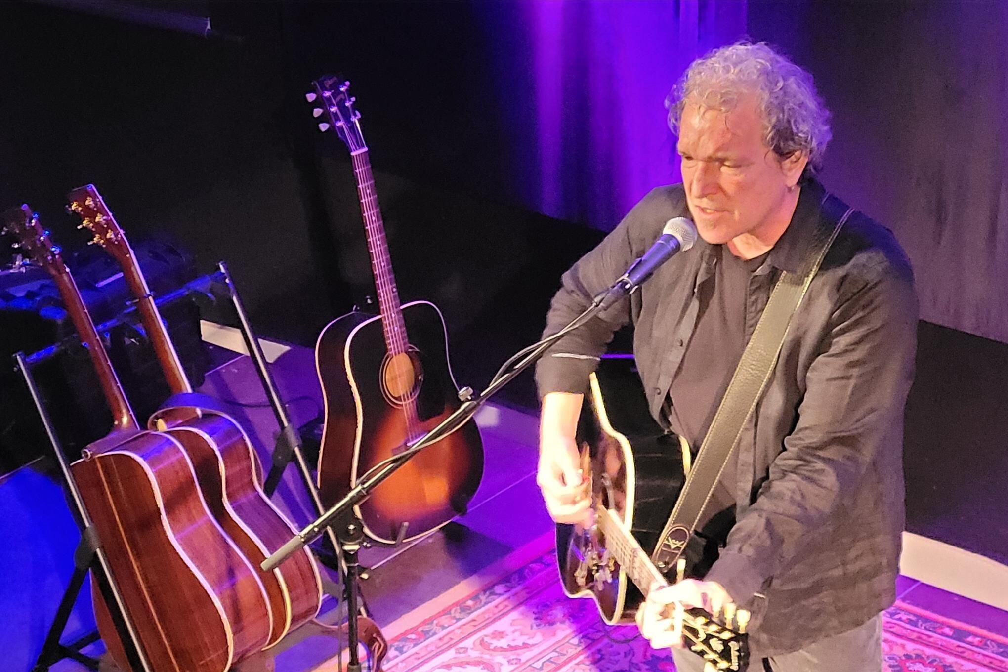 Joseph Parsons sorgt mit Balladen für ein musikalisches Abenteuer in ...