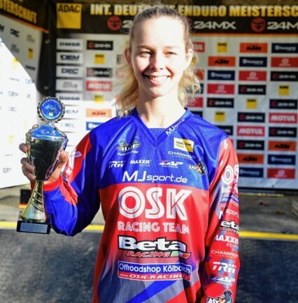 Junge Dame mit den Herren unterwegs