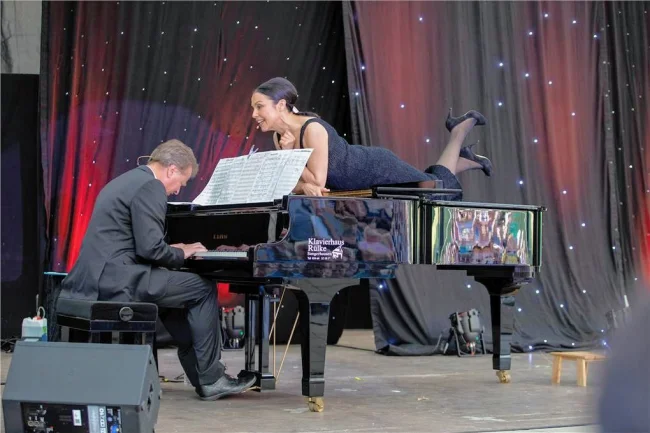 Kabarettistin Katrin Weber rekelt sich vor 1200 Besuchern auf dem Flügel im Plauener Parktheater