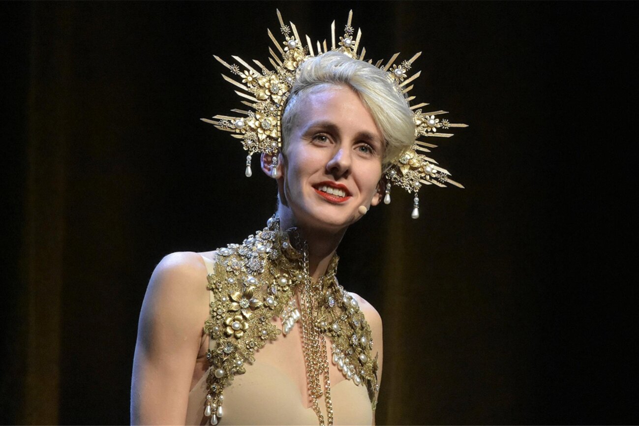 Kabarettistin Lisa Eckhart als Kaiserin Stasi die Erste in Bad Elster ...