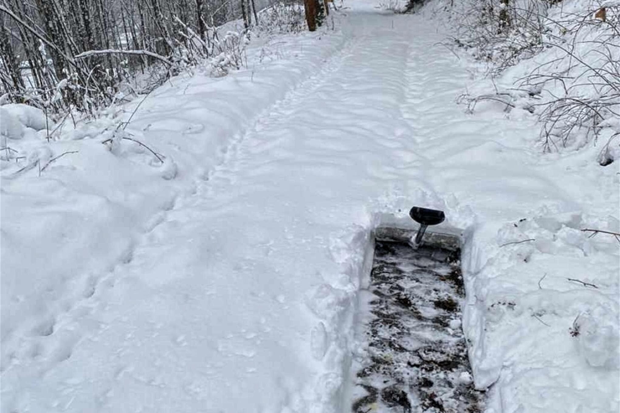 Klingenthaler Alm: Anwohner schippen öffentliche Straße per Hand frei