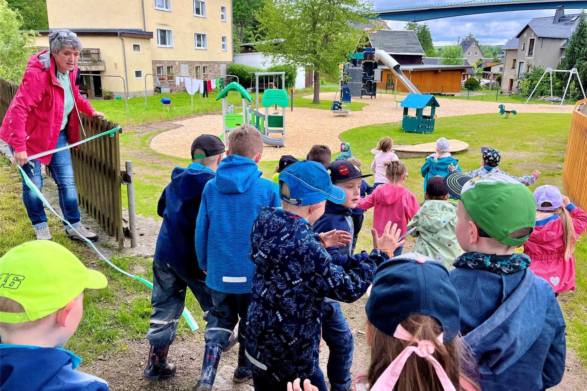 Knirpse von Markersbach nehmen erneuerten Spielplatz in Besitz