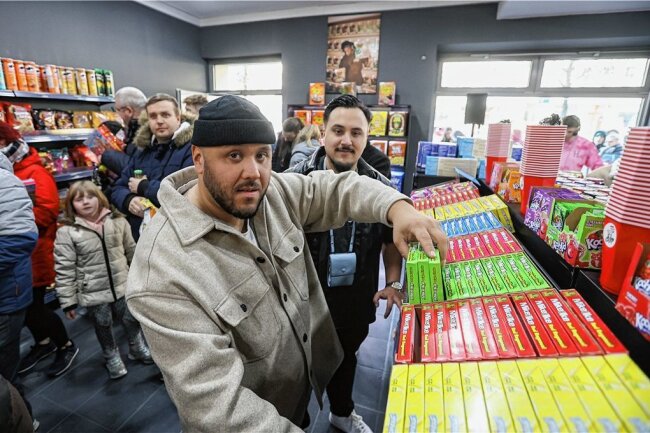 Kunden stürmen in Chemnitz neuen Laden für Süßes und Snacks aus den USA
