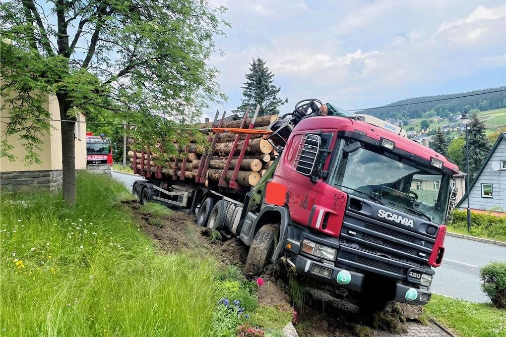 Langholztransporter droht umzustürzen: Straße in Rittersgrün ...