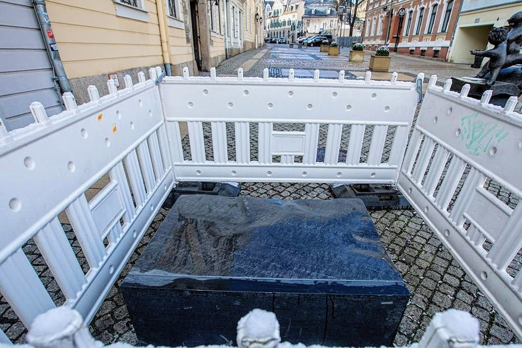 Laster rammen Kunstwerk vor Erich-Ohser-Haus in Plauen - und nun?