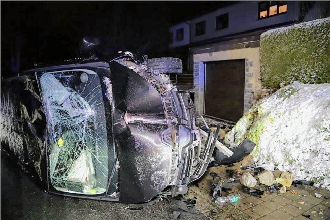 Lauter Knall in Bernsbach: Unfall schreckt kurz vor Mitternacht ...