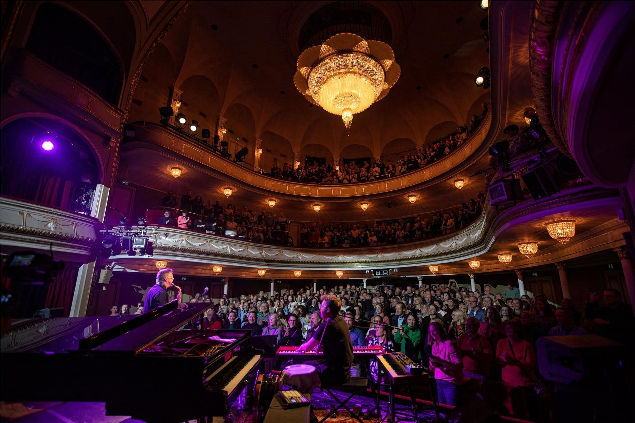 Magie im proppevollen Theater: Duo Stiehler/Lucaciu stiehlt Weltklasse-Zauberer in Plauen die Show