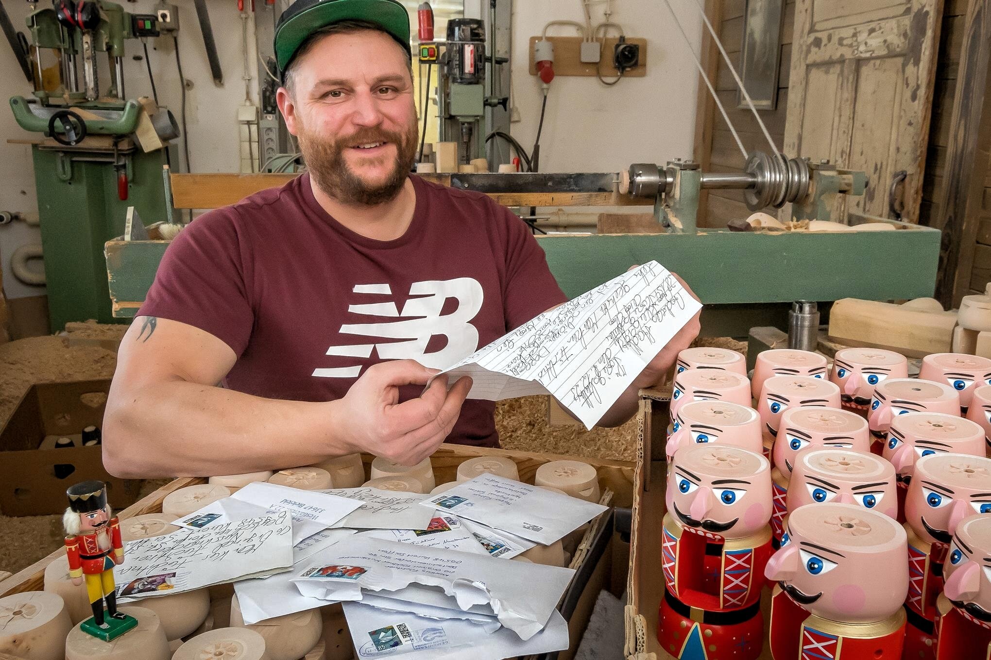 Markus Füchtner und sein Mininussknacker Wilhelm: Für das Seiffener Duo stehen schon die ...