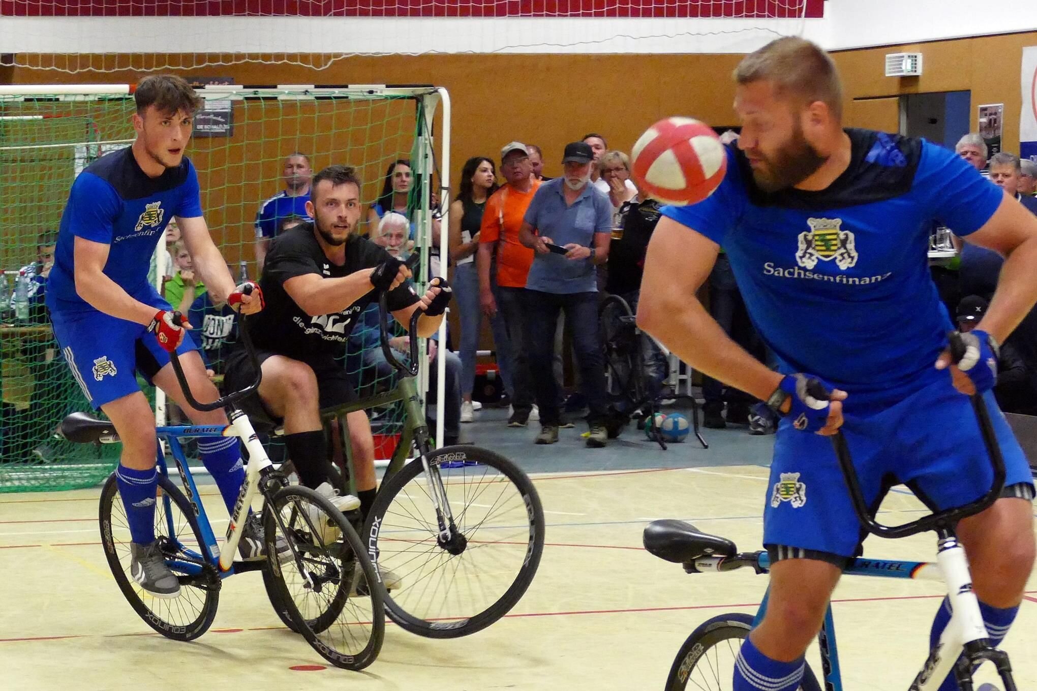 Mega-Kulisse lässt Adrenalin der Lippersdorfer Zweitliga-Radballer steigen Mega-Kulisse lässt Adrenalin der Lippersdorfer Zweitliga-Radballer steigen