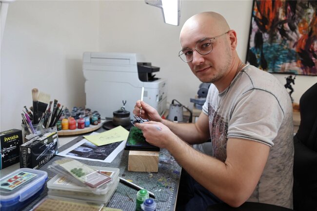 Miniaturen-Maler David Taubert aus Werdau liegt im Clinch mit der ...