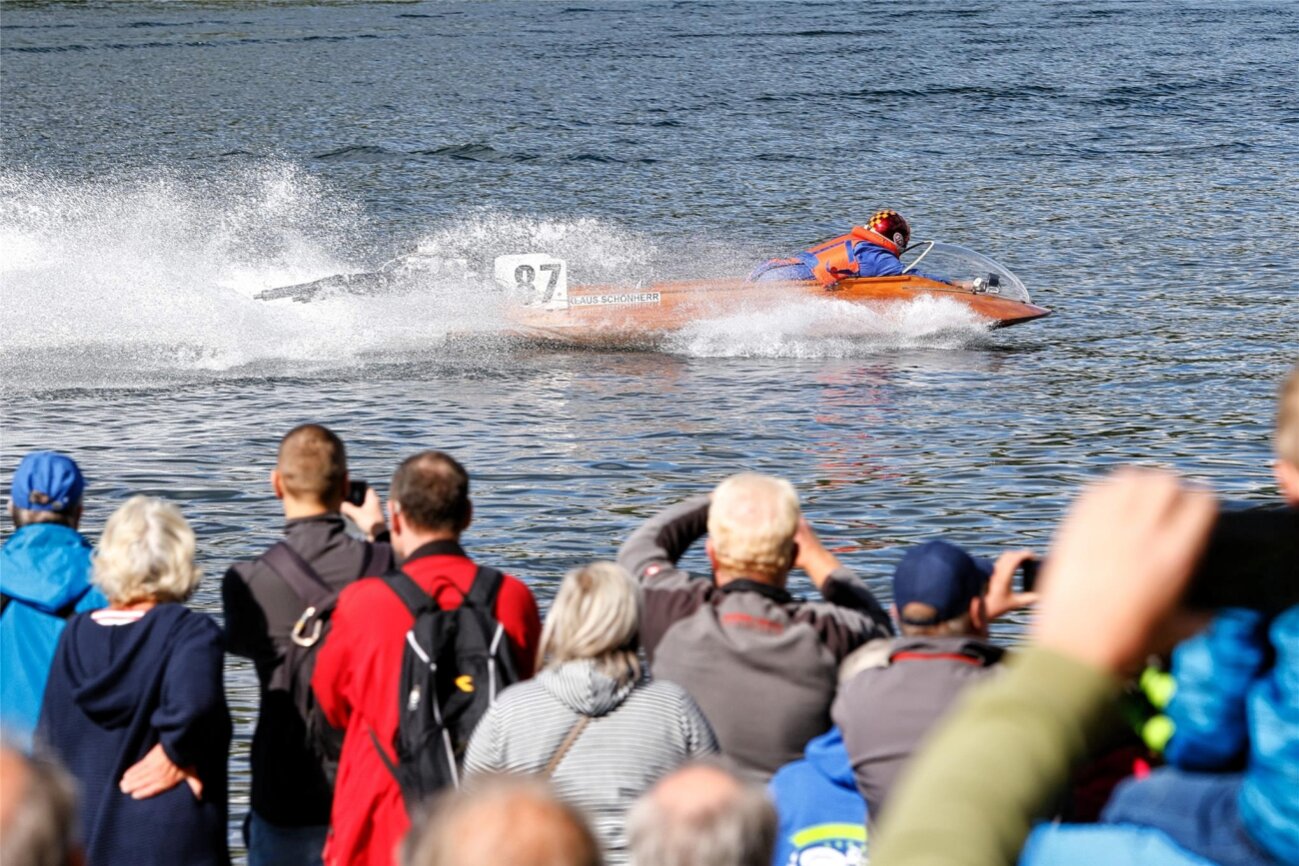 Mit 130 km/h über den Stausee Oberwald: Den Rennboot-Temporausch gibt ...