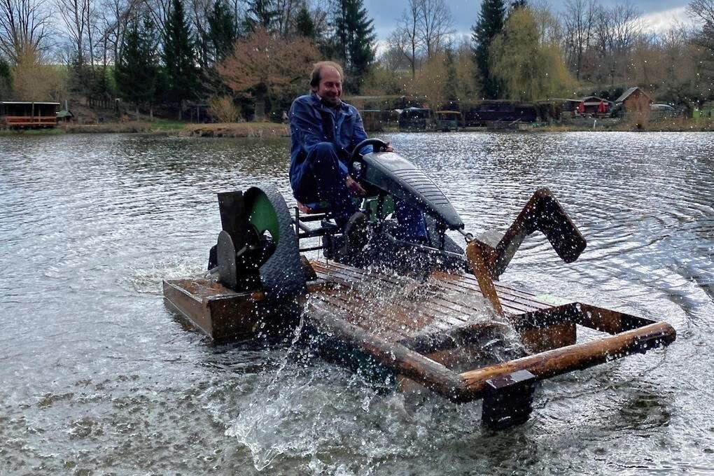 Mit dem Gokart-Floß auf Käppels Teichen: Am Karfreitag legt der patentverdächtige Einsitzer ...