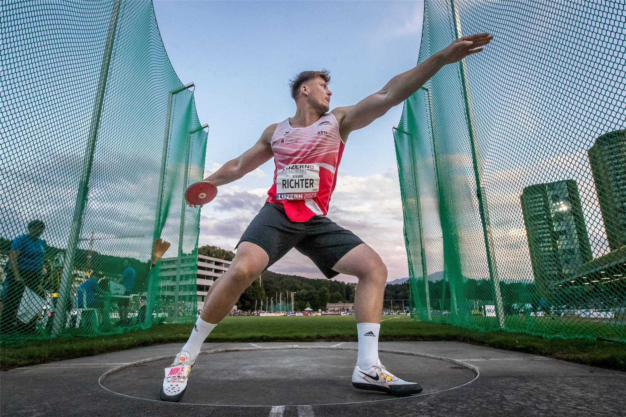 Mit guten Nerven und breitem Kreuz: Diskushüne Steven Richter nimmt ...