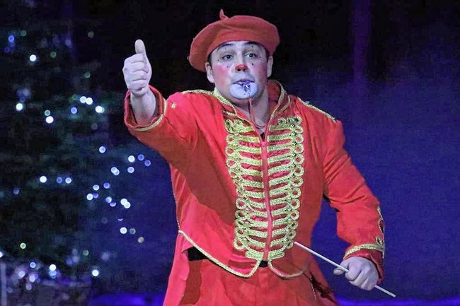 Mit Humor und Artistik: Clown Angelo und neunjährige Lourdes Felizitas ...